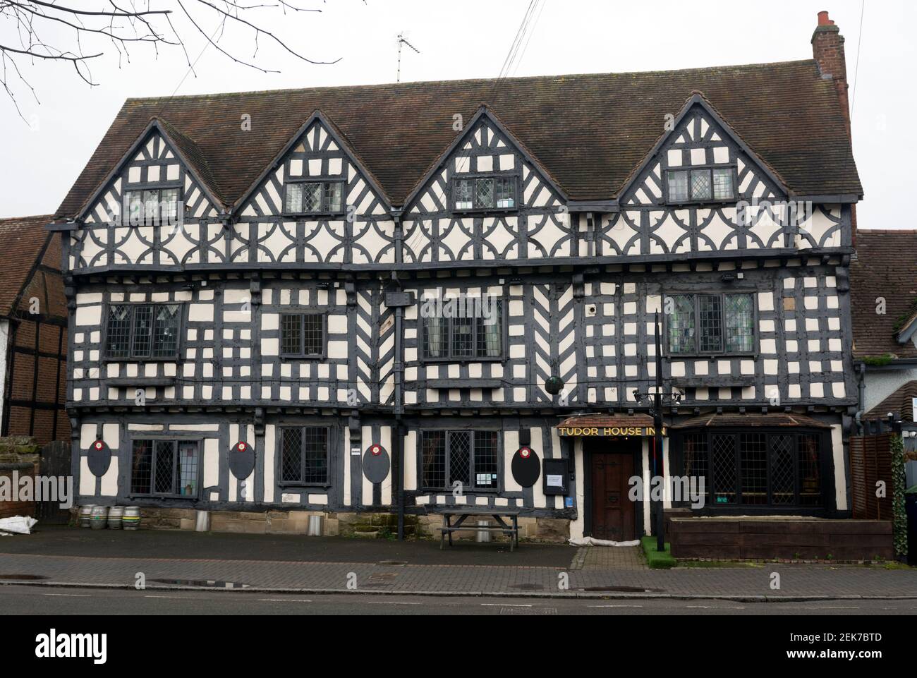 Tudor inn hi-res stock photography and images - Alamy