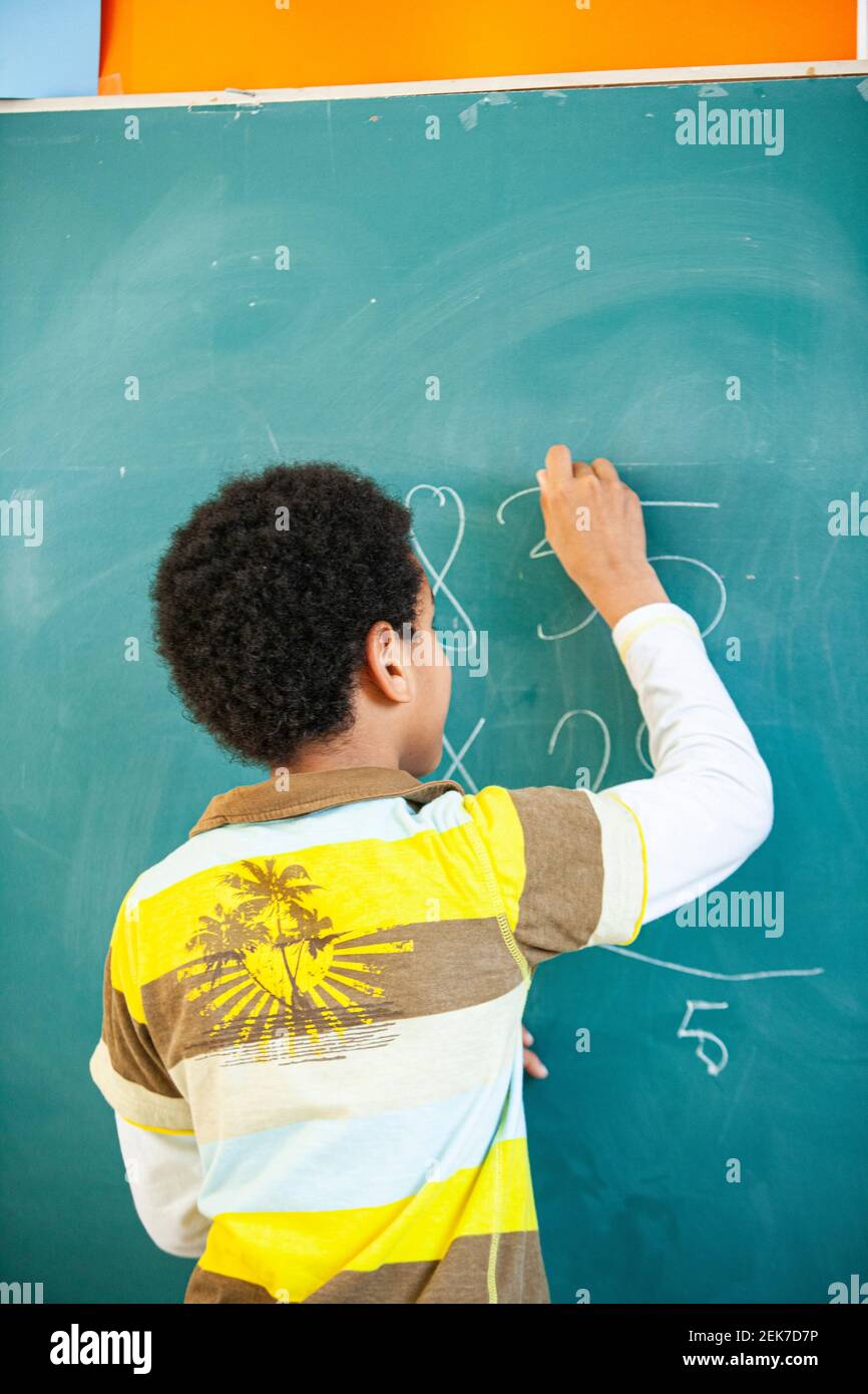 Children studying mathematics in an elementary school classroom Stock ...