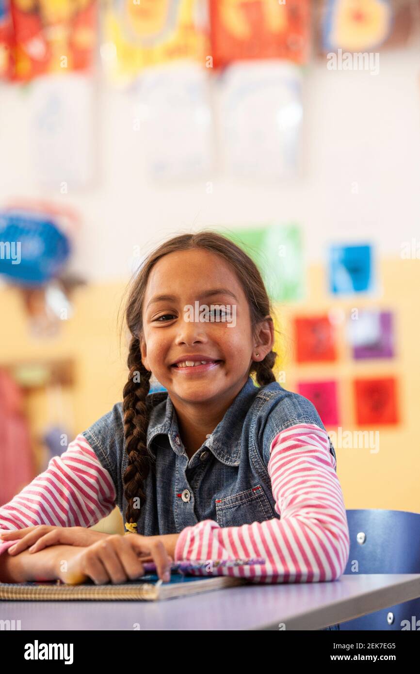 Indian school girls classroom hi-res stock photography and images - Alamy