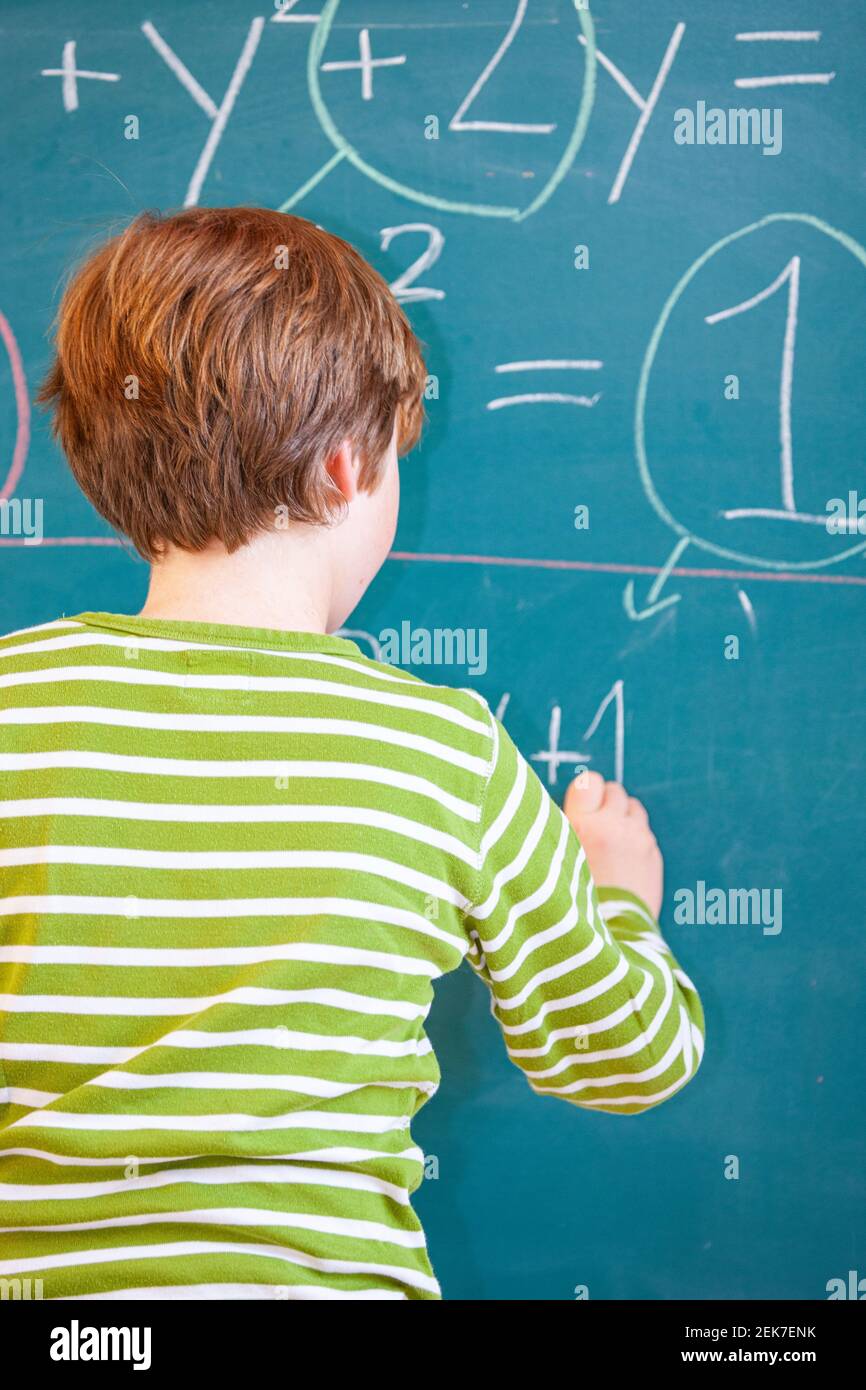 Children studying mathematics in an elementary school classroom Stock ...