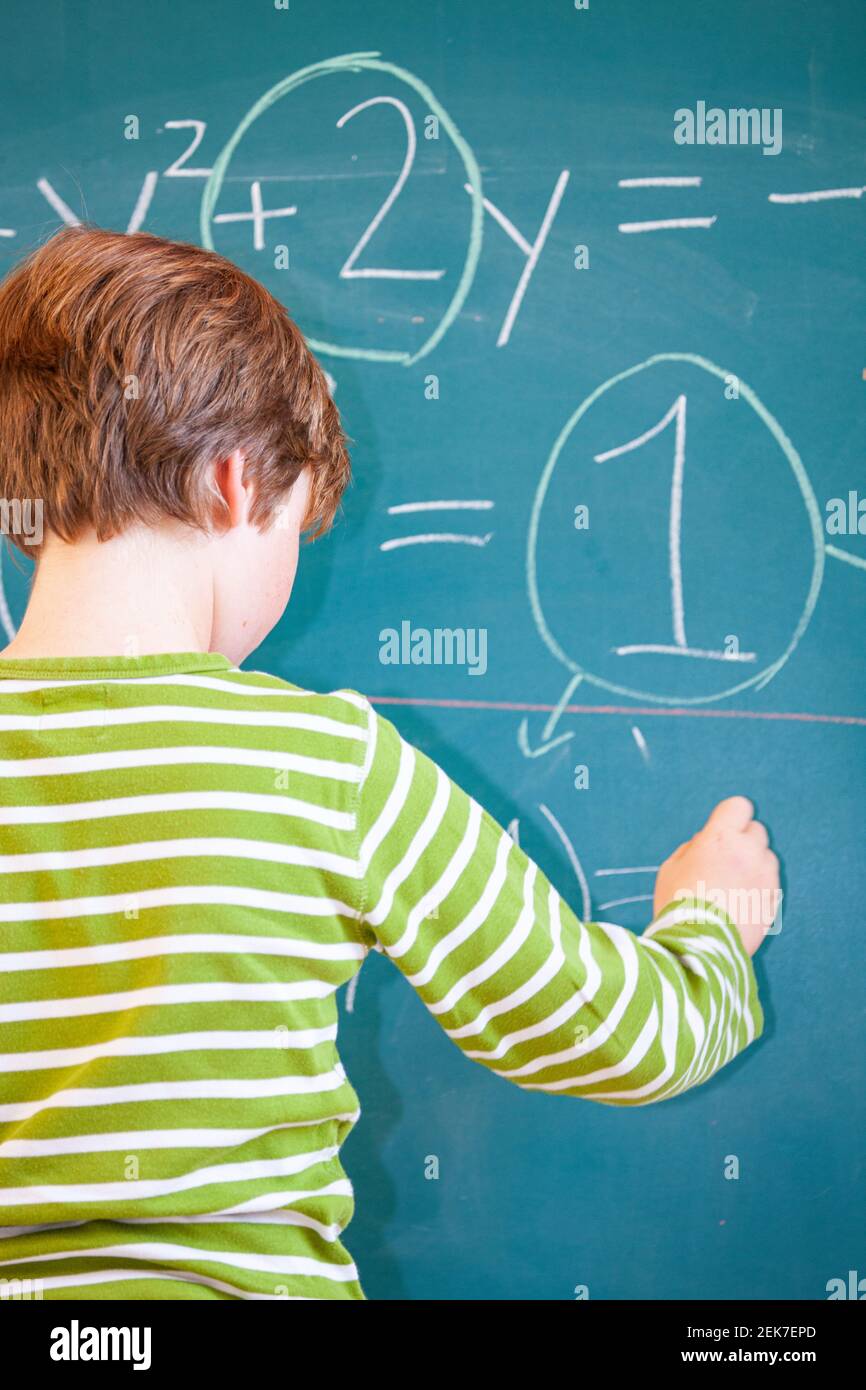 Children studying mathematics in an elementary school classroom Stock ...