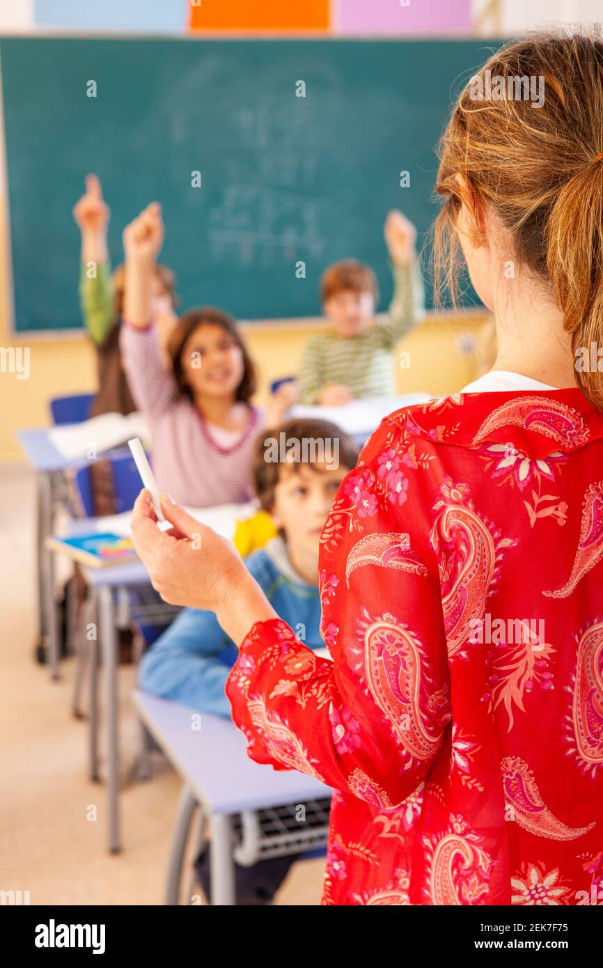 Teaching children in a school classroom Stock Photo - Alamy
