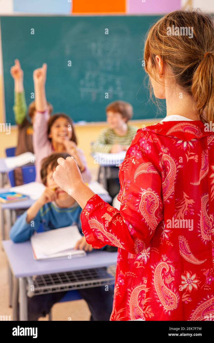 Teaching children in a school classroom Stock Photo - Alamy