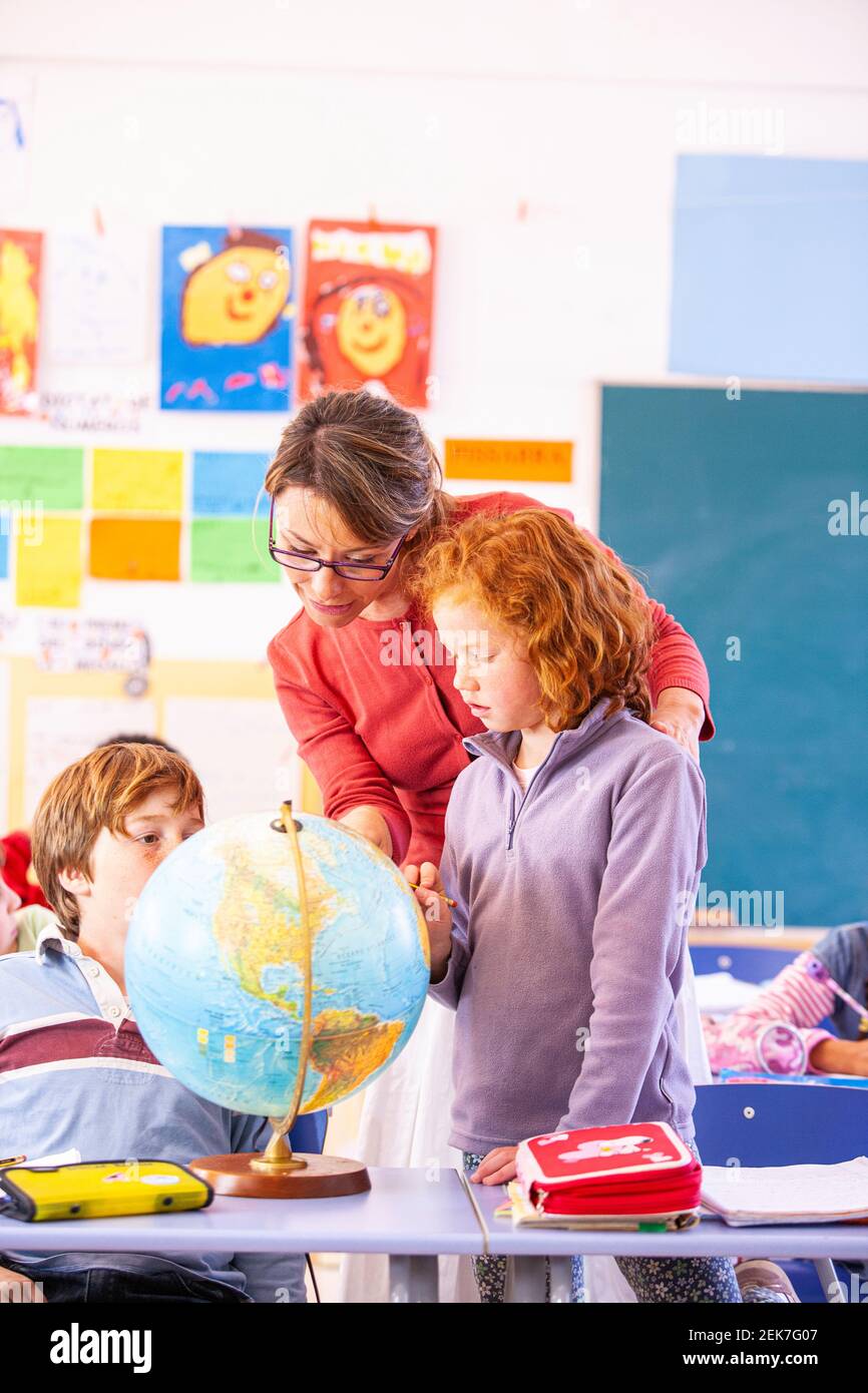 Geography lesson in an elementary school classroom Stock Photo - Alamy
