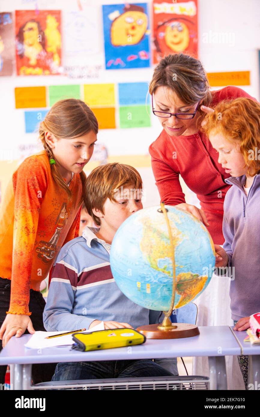 Geography lesson in an elementary school classroom Stock Photo - Alamy