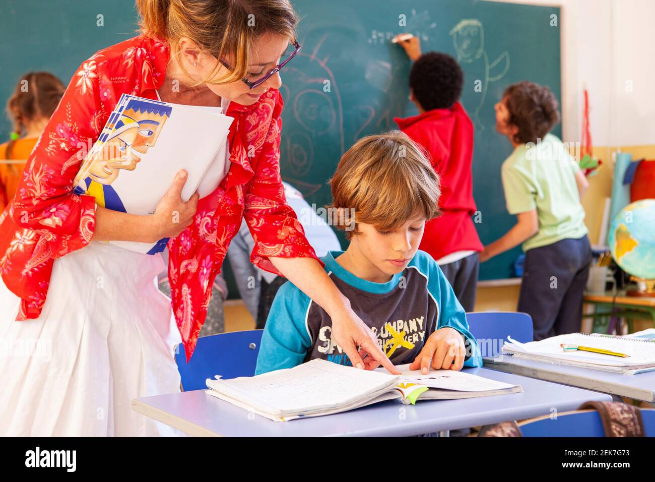 Teaching children in a school classroom Stock Photo - Alamy