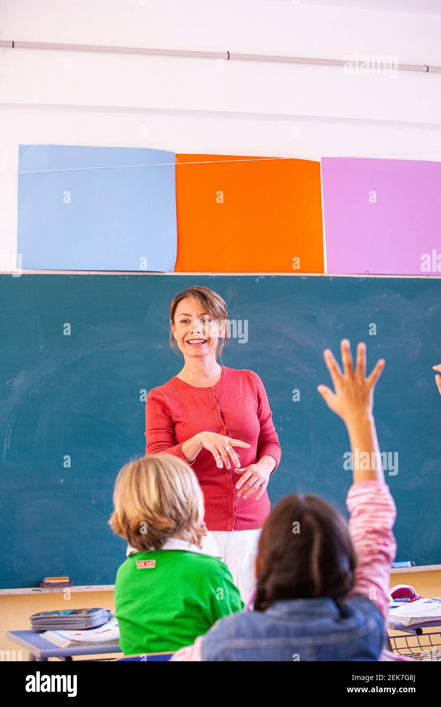 Teaching children in a school classroom Stock Photo - Alamy