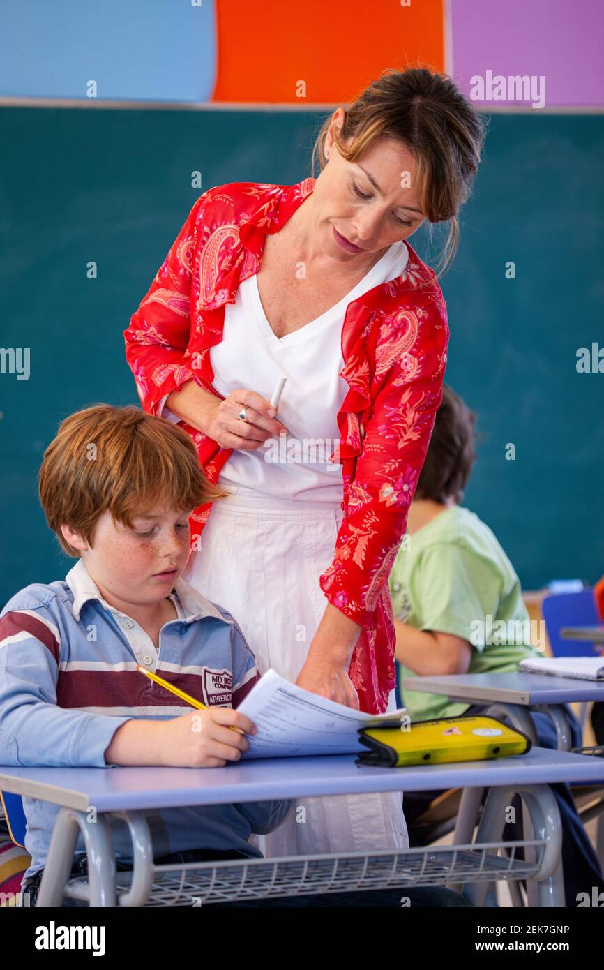 Teaching children in a school classroom Stock Photo - Alamy
