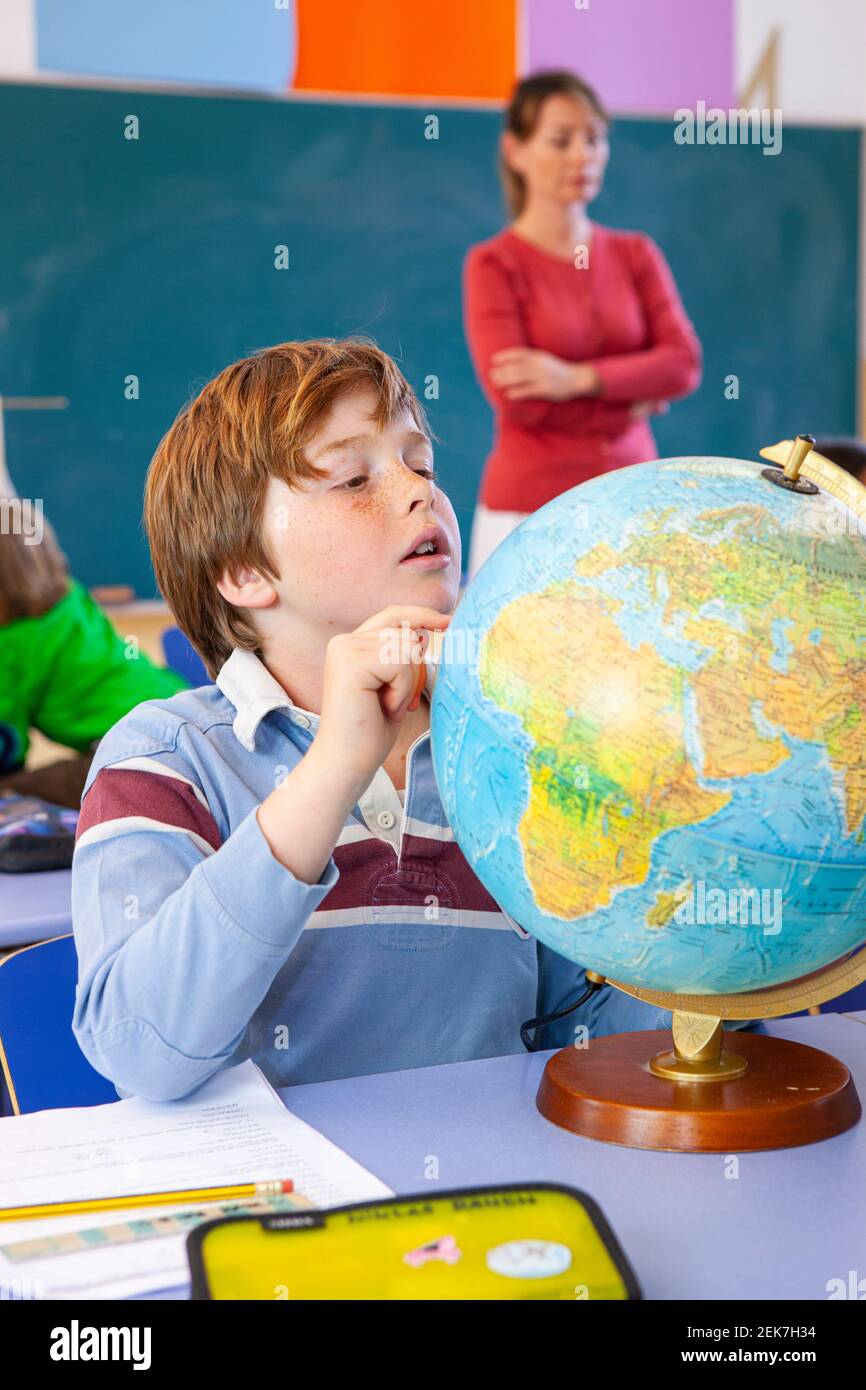 Geography lesson in an elementary school classroom Stock Photo - Alamy