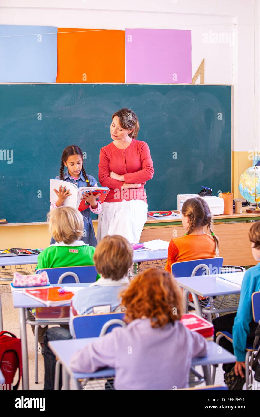 Teaching children in a school classroom Stock Photo - Alamy