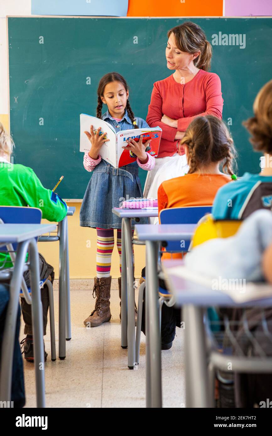 Teaching children in a school classroom Stock Photo - Alamy