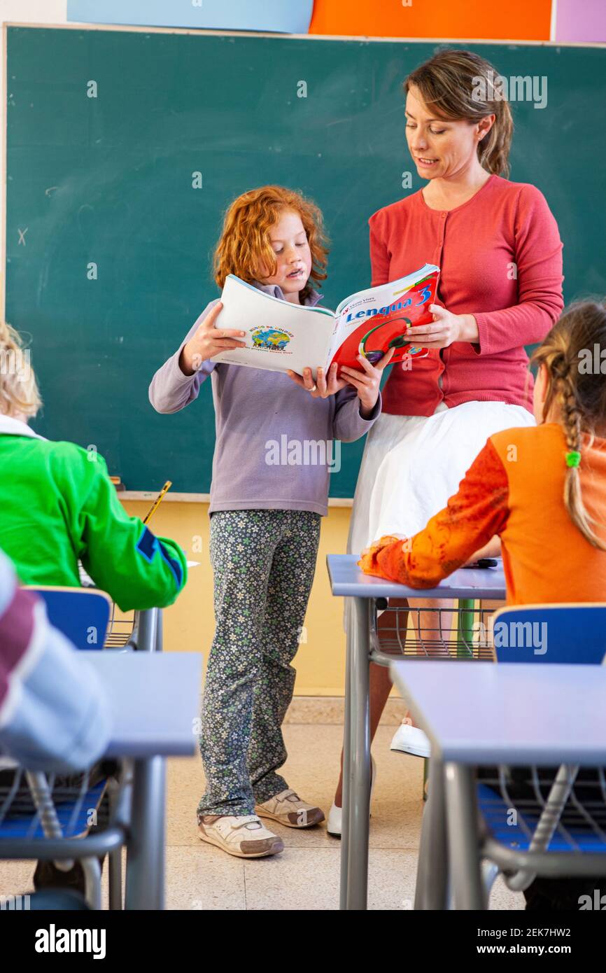 Teaching children in a school classroom Stock Photo - Alamy
