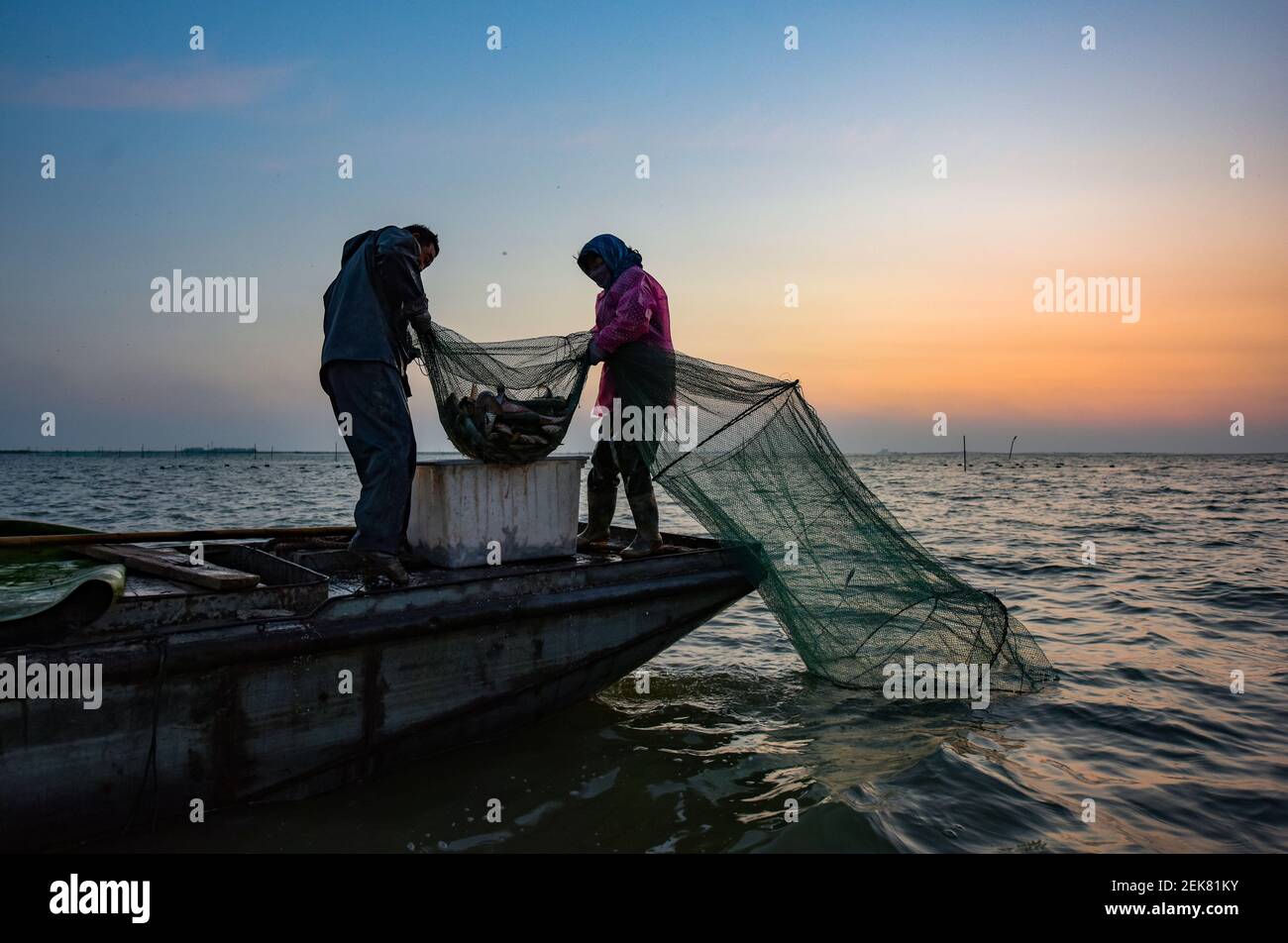 Jiangsuï¼ŒCHINA-Fishermen catch fish in Luoma Lake in Suqian, East ...