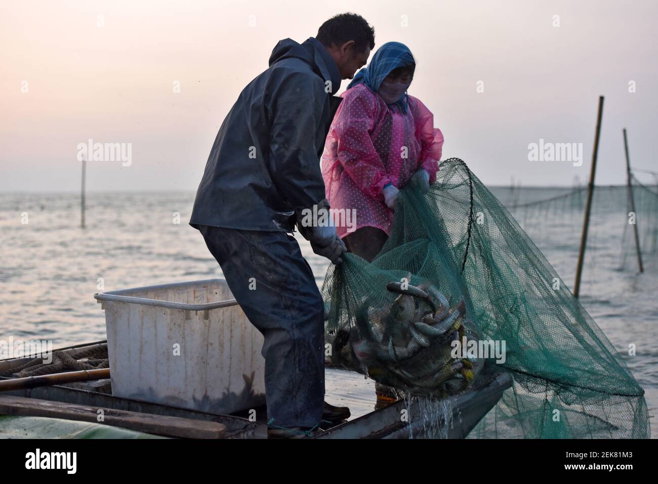 Jiangsuï¼ŒCHINA-Fishermen catch fish in Luoma Lake in Suqian, East ...