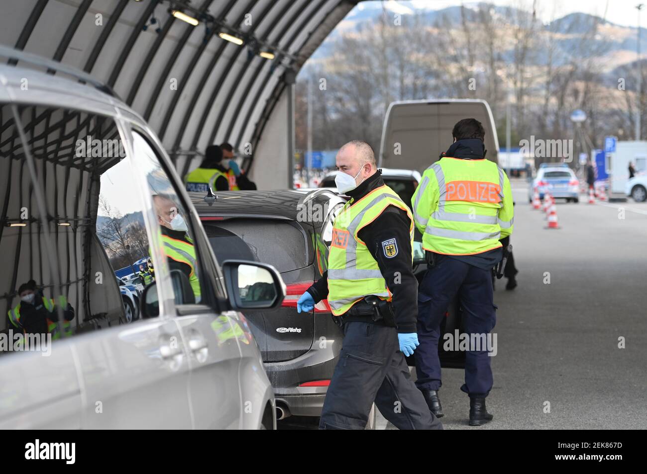 Border controls at the Austrian-German border, border crossing ...