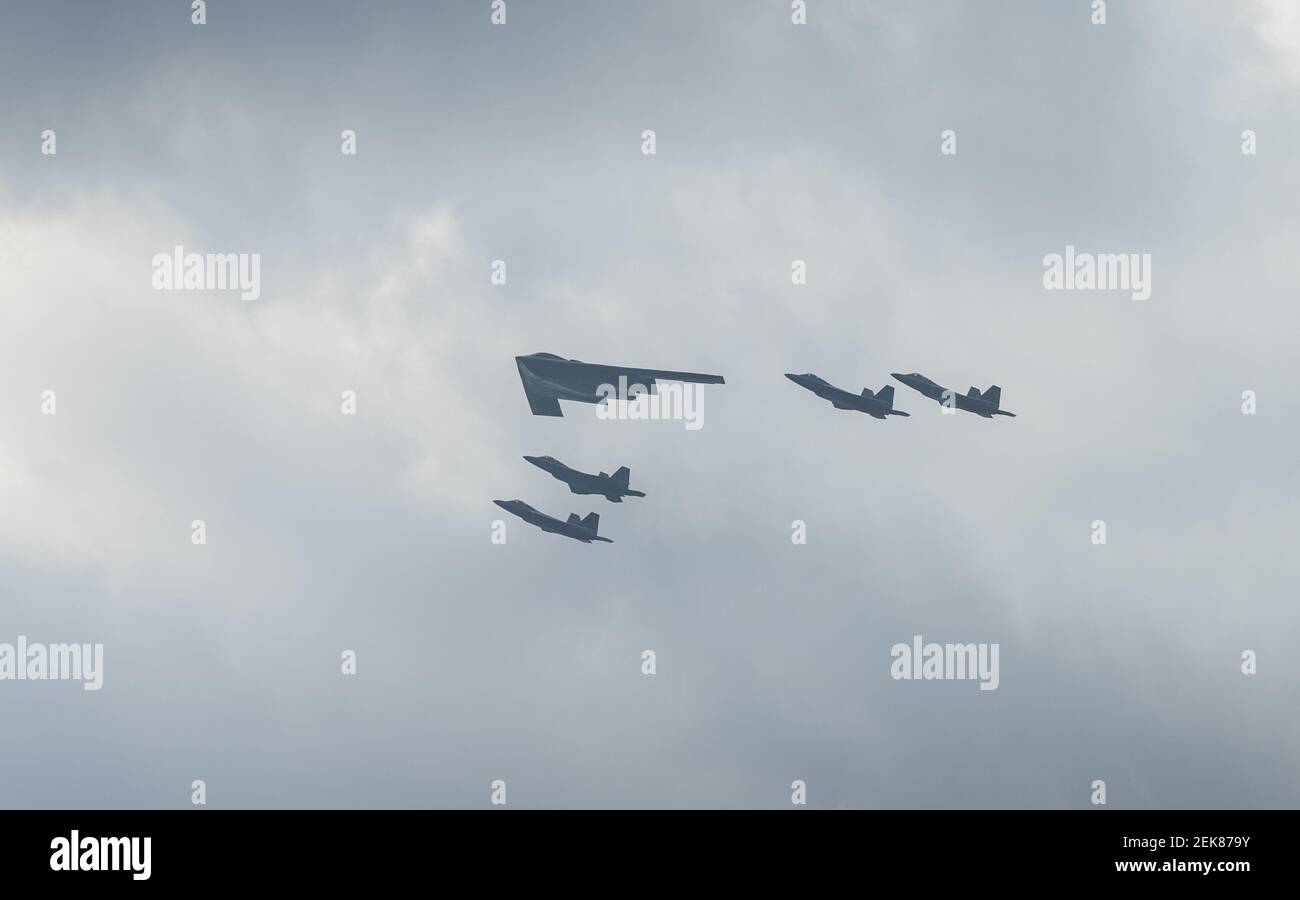 B-2 Stealth Bomber with escort of F-35 fighter jets fly over the Hudson ...