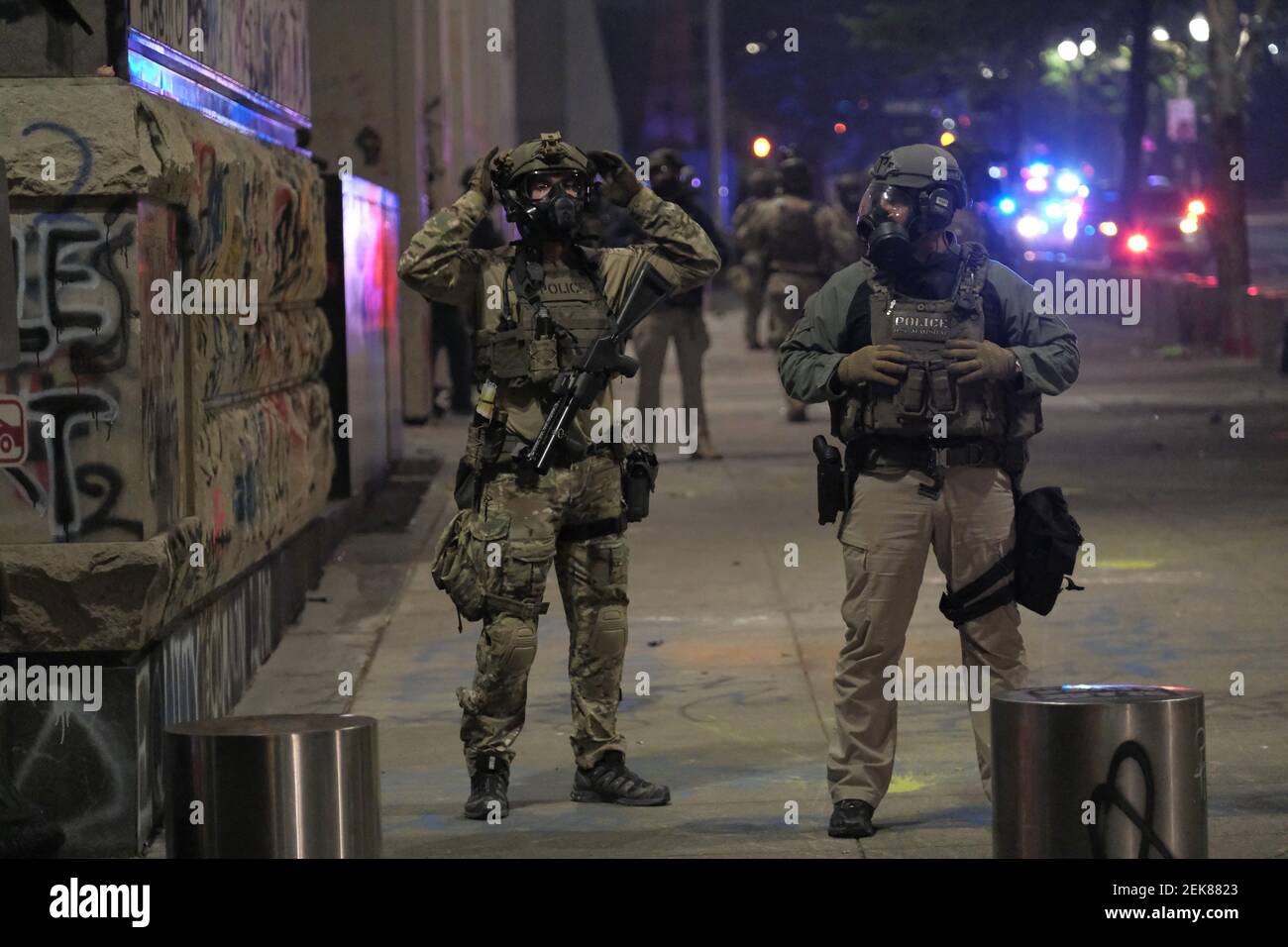 Federal police stand guard outside the federal courthouse after a riot ...