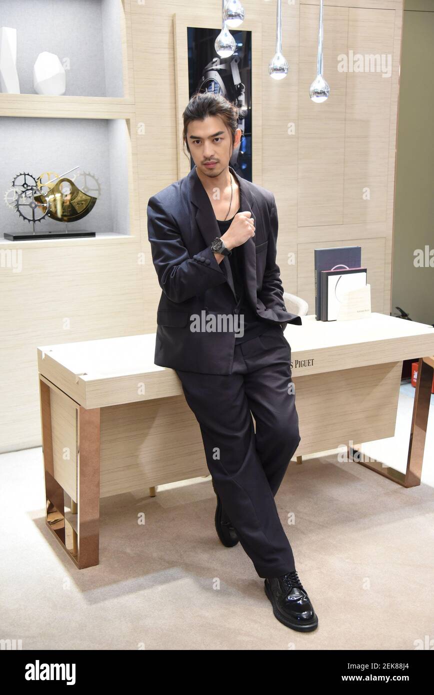 Taiwanese actor Chen Bolin shows up in black suit at an opening ...