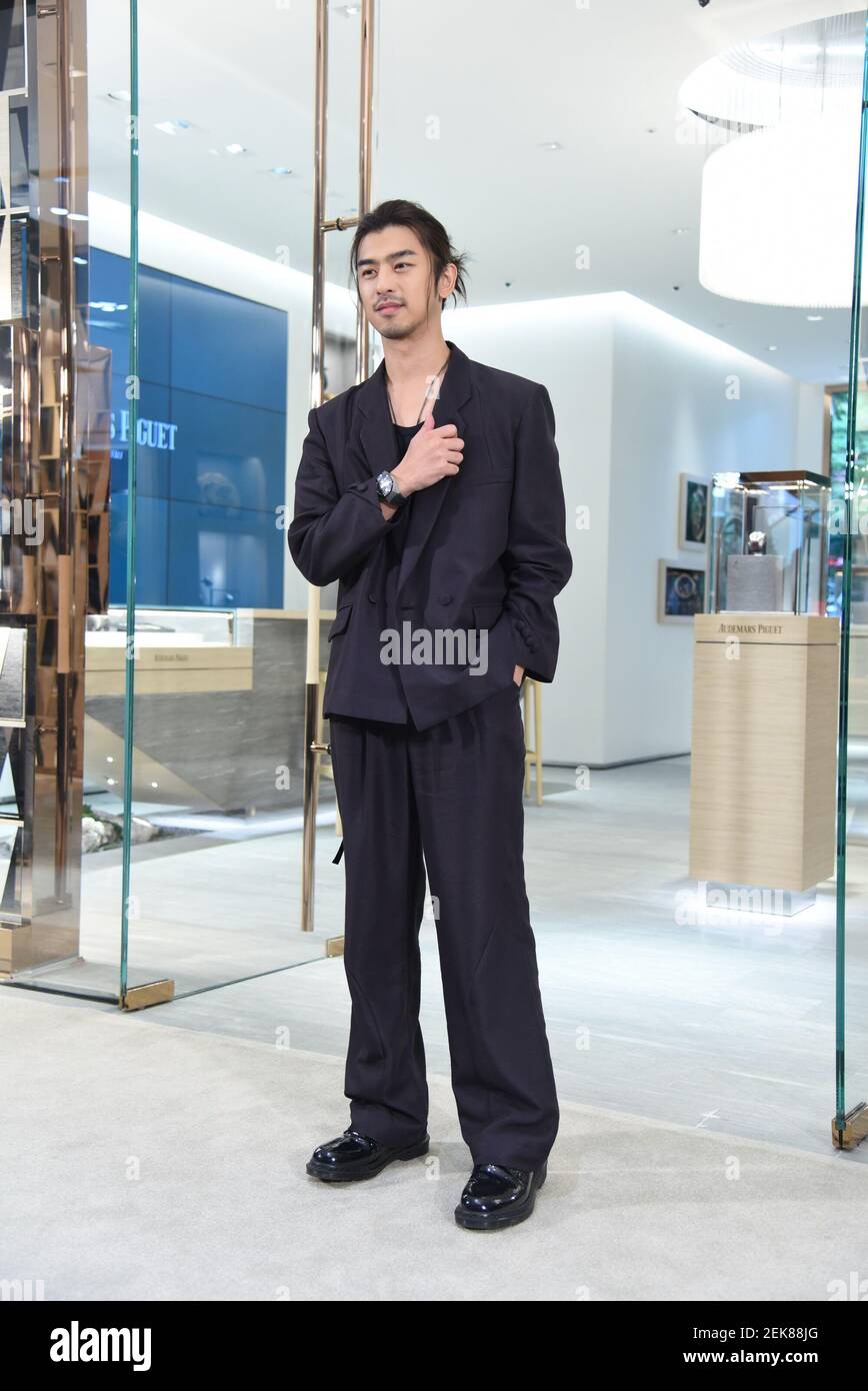 Taiwanese actor Chen Bolin shows up in black suit at an opening ...