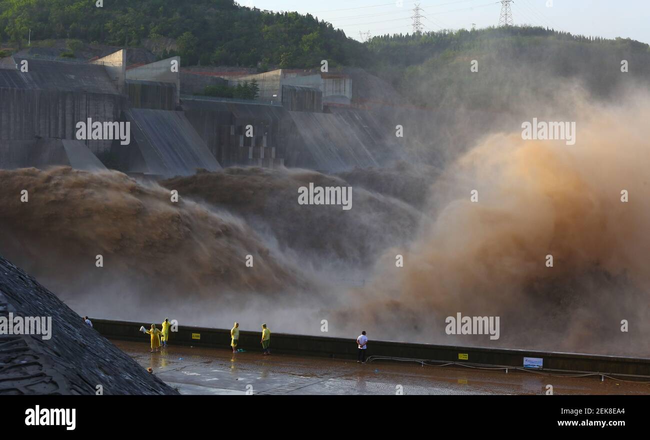 The Xiaolangdi reservoir is discharge water and desilting in the flood ...