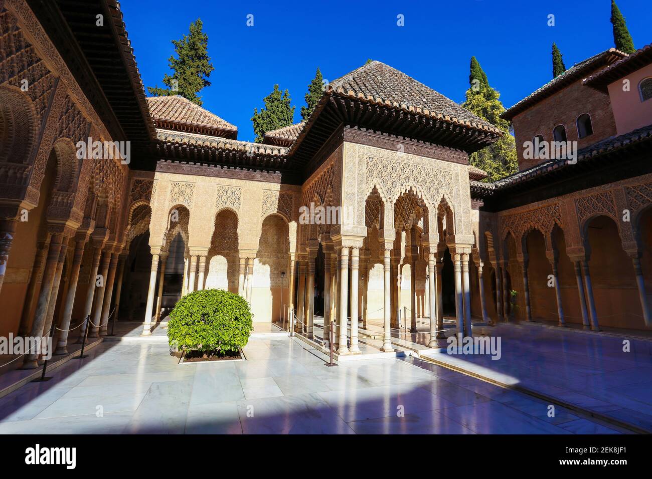 Palace of Lions with an idyllic tile Ceramic tiles, stone and wood ...