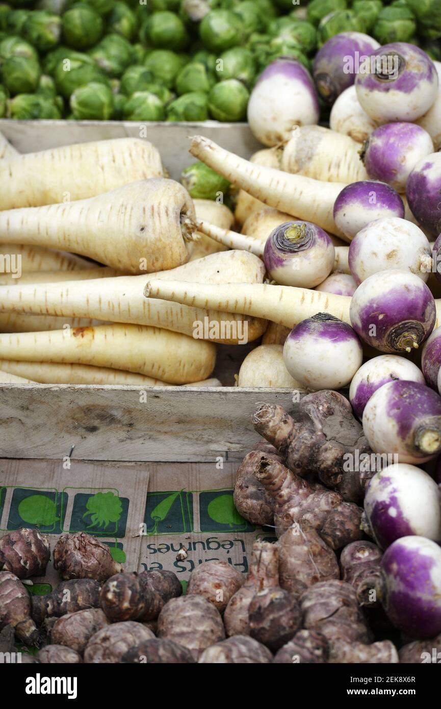 Paris busy fruit street market hi-res stock photography and images - Alamy