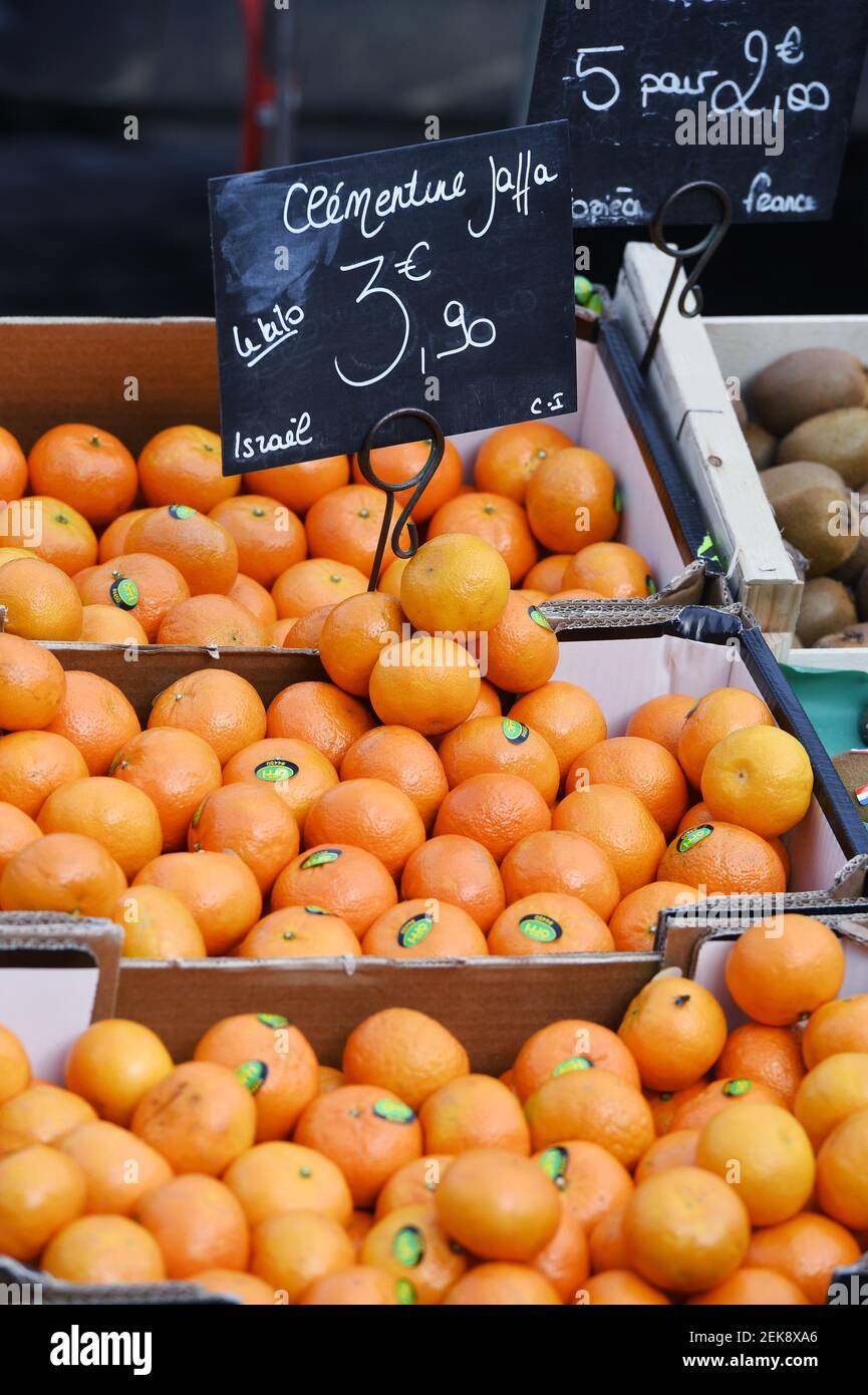 Paris busy fruit street market hi-res stock photography and images - Alamy