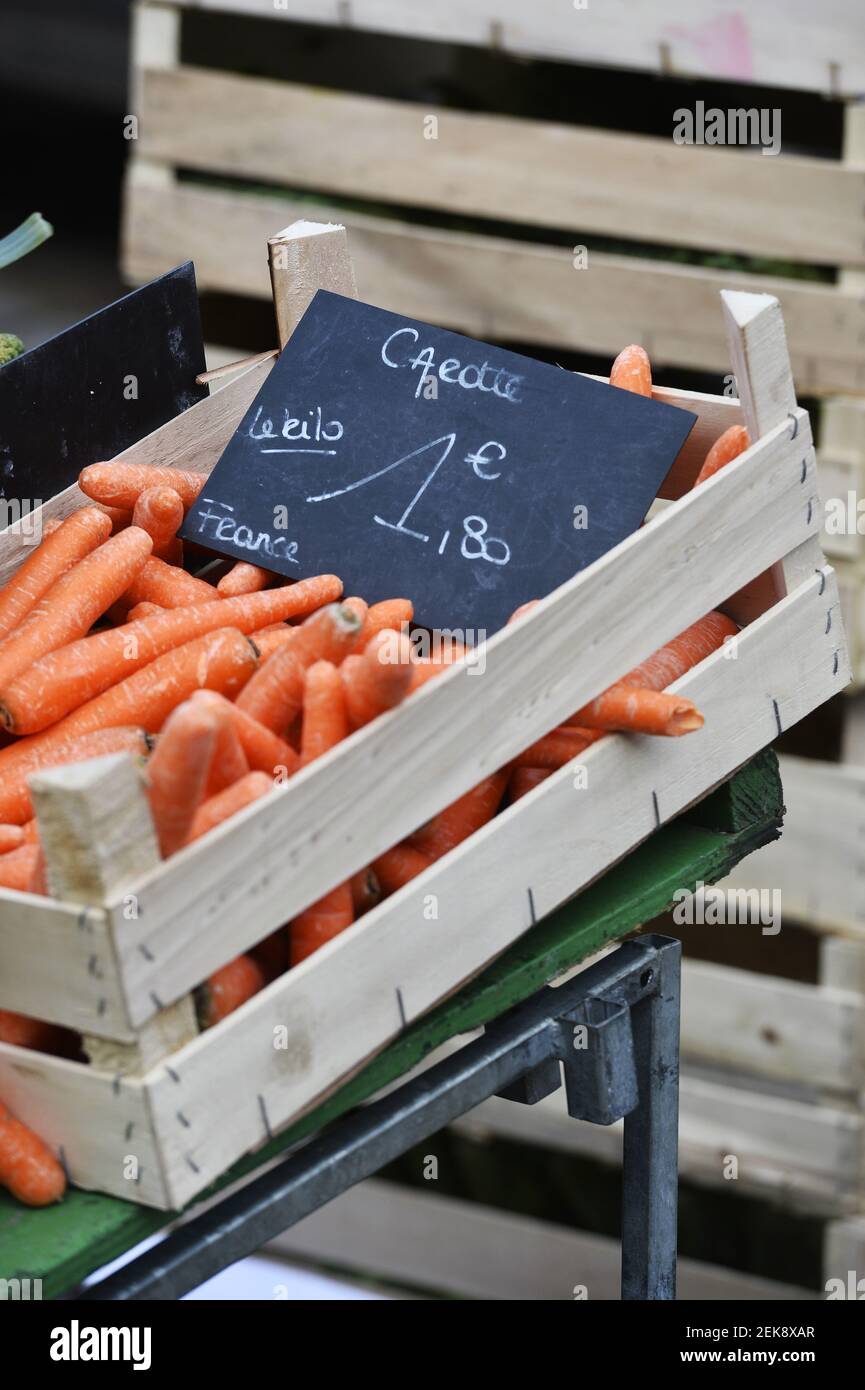 Paris busy fruit street market hi-res stock photography and images - Alamy