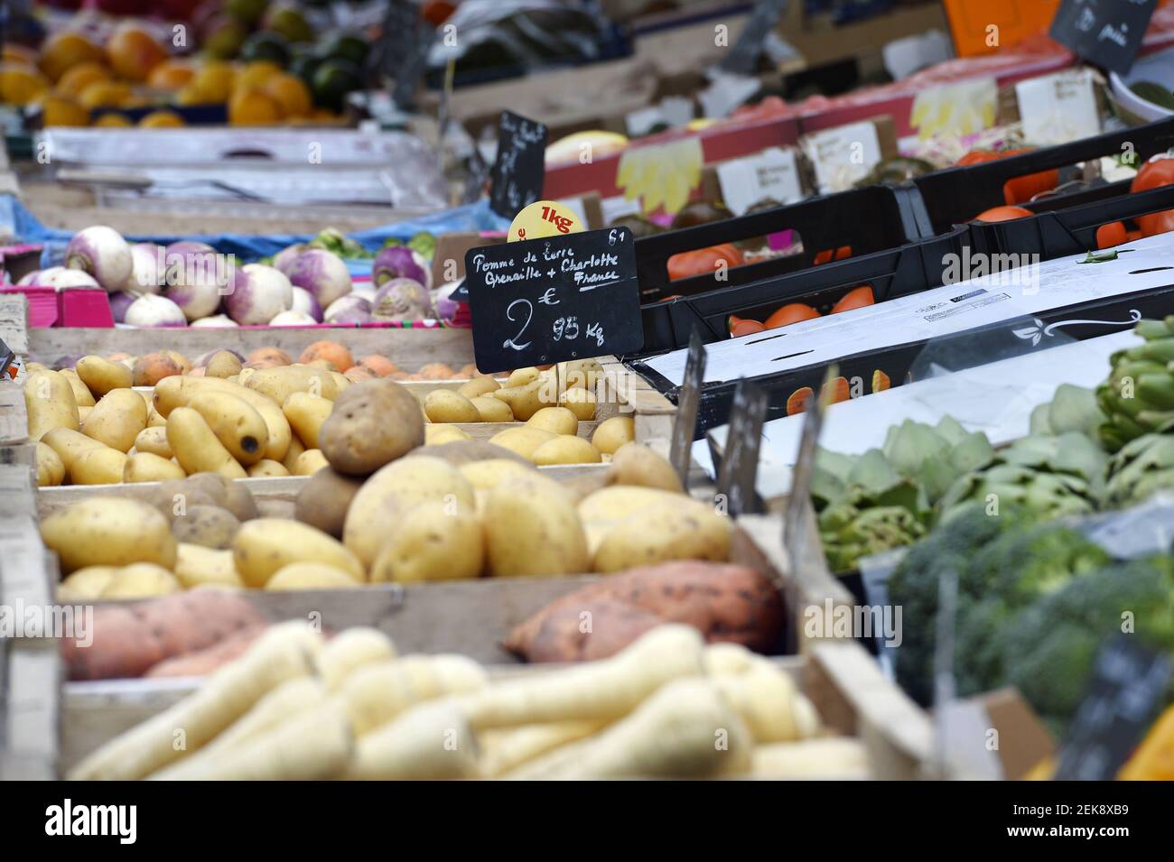 Paris busy fruit street market hi-res stock photography and images - Alamy