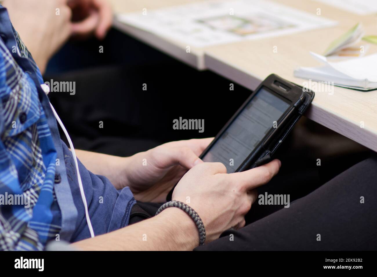 Reading messages hi-res stock photography and images - Alamy