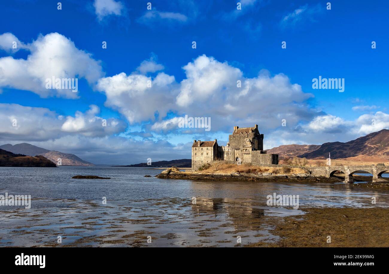 EILEAN DONAN CASTLE LOCH DUICH HIGHLAND SCOTLAND IN EARLY SPRING A VERY ...