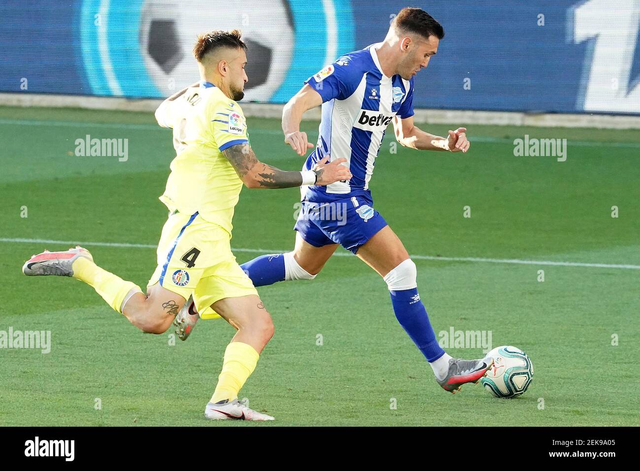 Deportivo Alaves' Lucas Perez (r) and Getafe CF's Erick Cabaco during ...