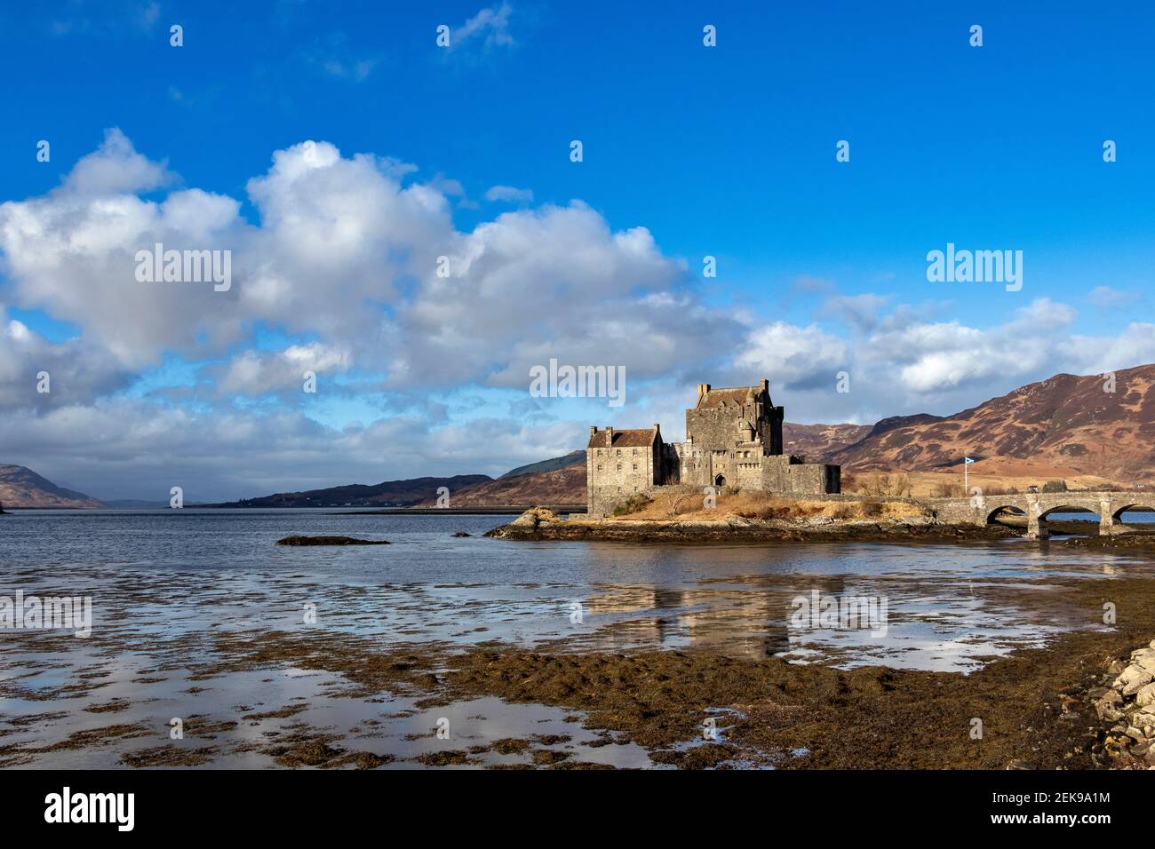 EILEAN DONAN CASTLE LOCH DUICH HIGHLAND SCOTLAND IN EARLY SPRING BLUE ...