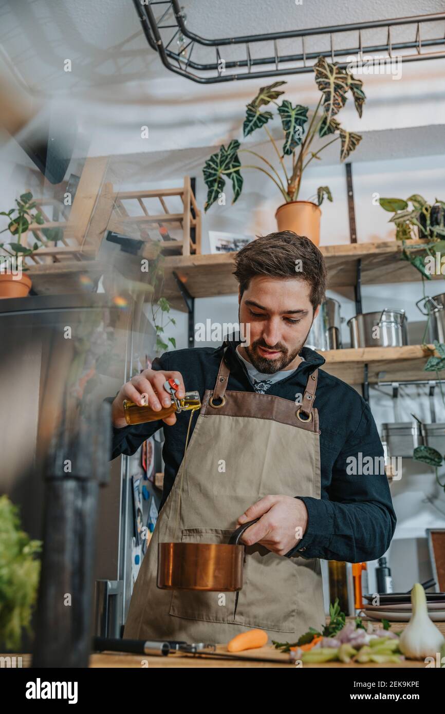 Pouring oil pan hi-res stock photography and images - Alamy