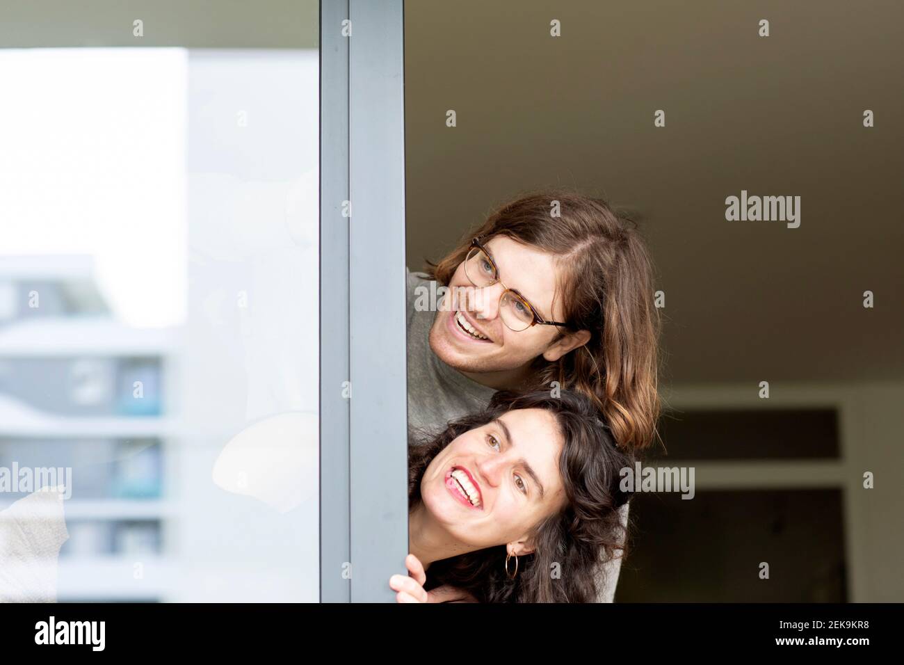 Man peeking window hi-res stock photography and images - Alamy