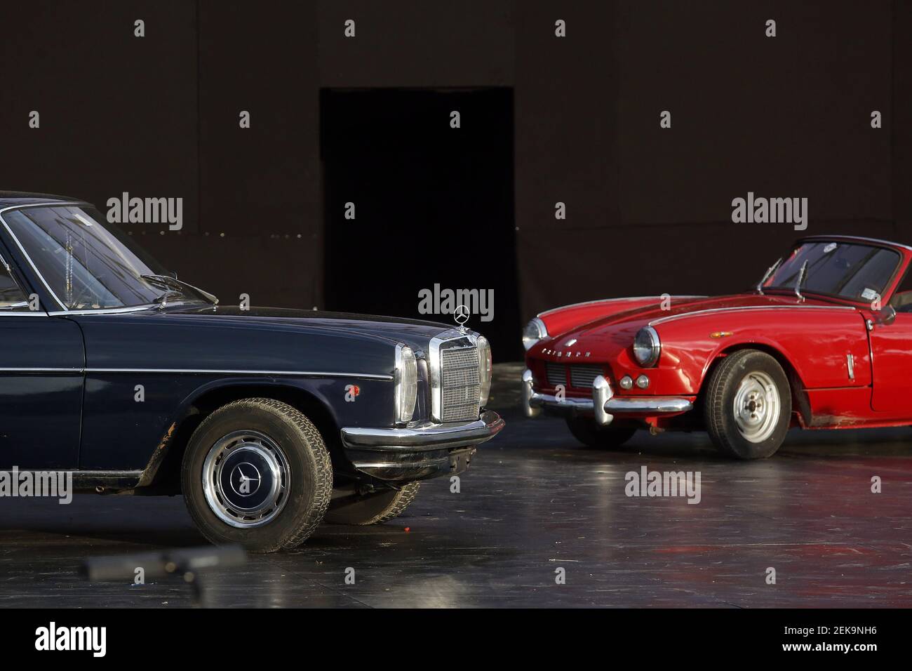 Preparation of the scenographies with vintage cars on the opening night ...