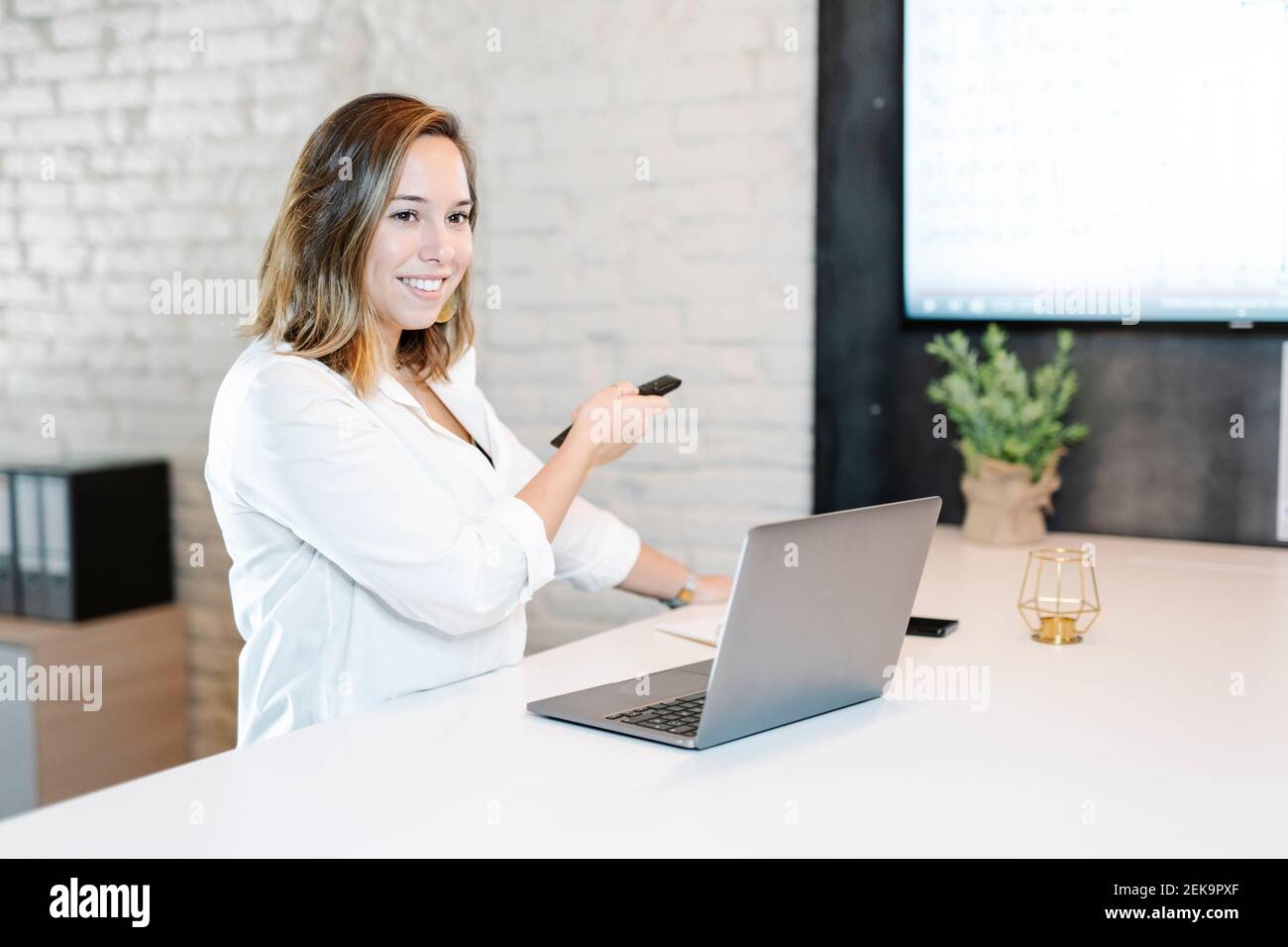 Person looking over computer screen hi-res stock photography and images ...