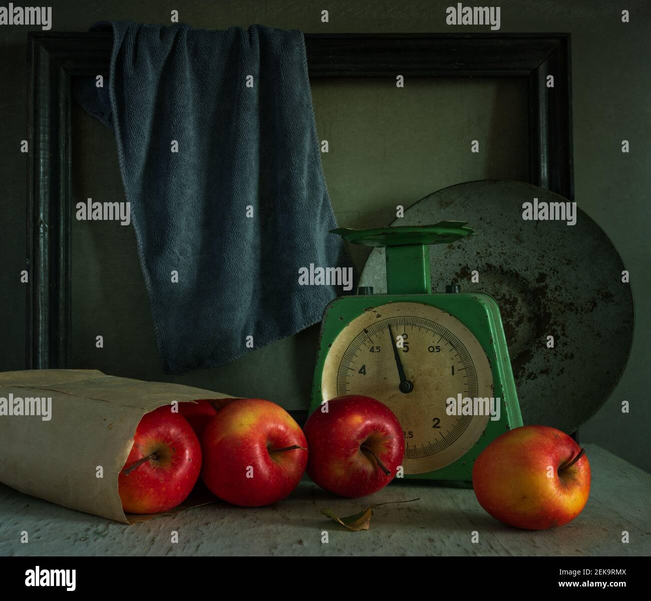 Bag of apples and scale hi-res stock photography and images - Alamy