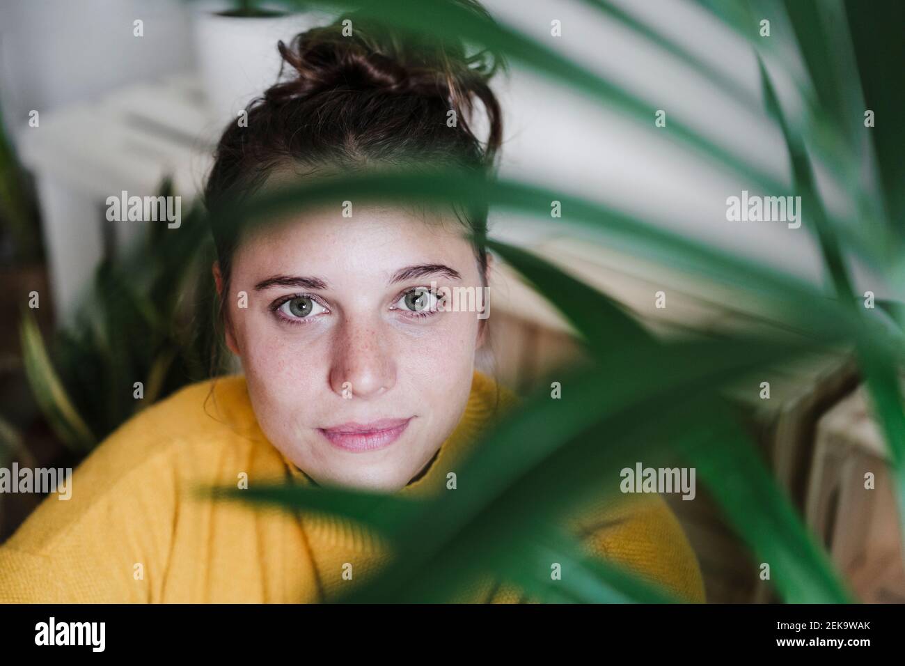 Staring woman hi-res stock photography and images - Alamy
