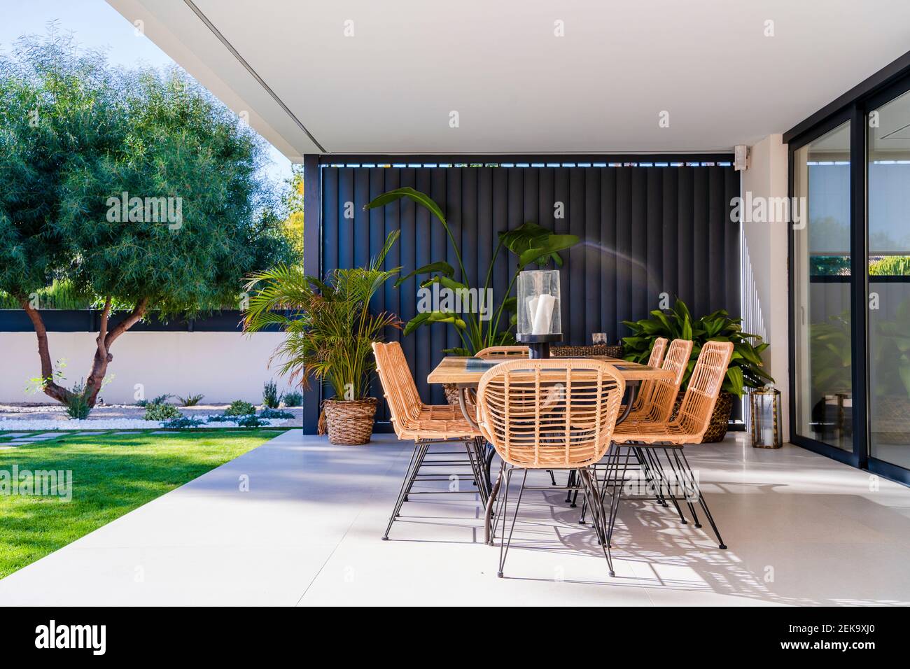 Outside wood table hi-res stock photography and images - Alamy