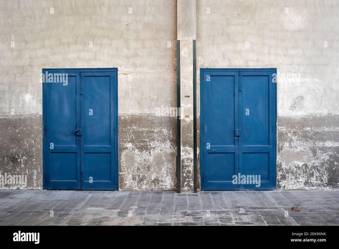 Blue doors hi-res stock photography and images - Alamy