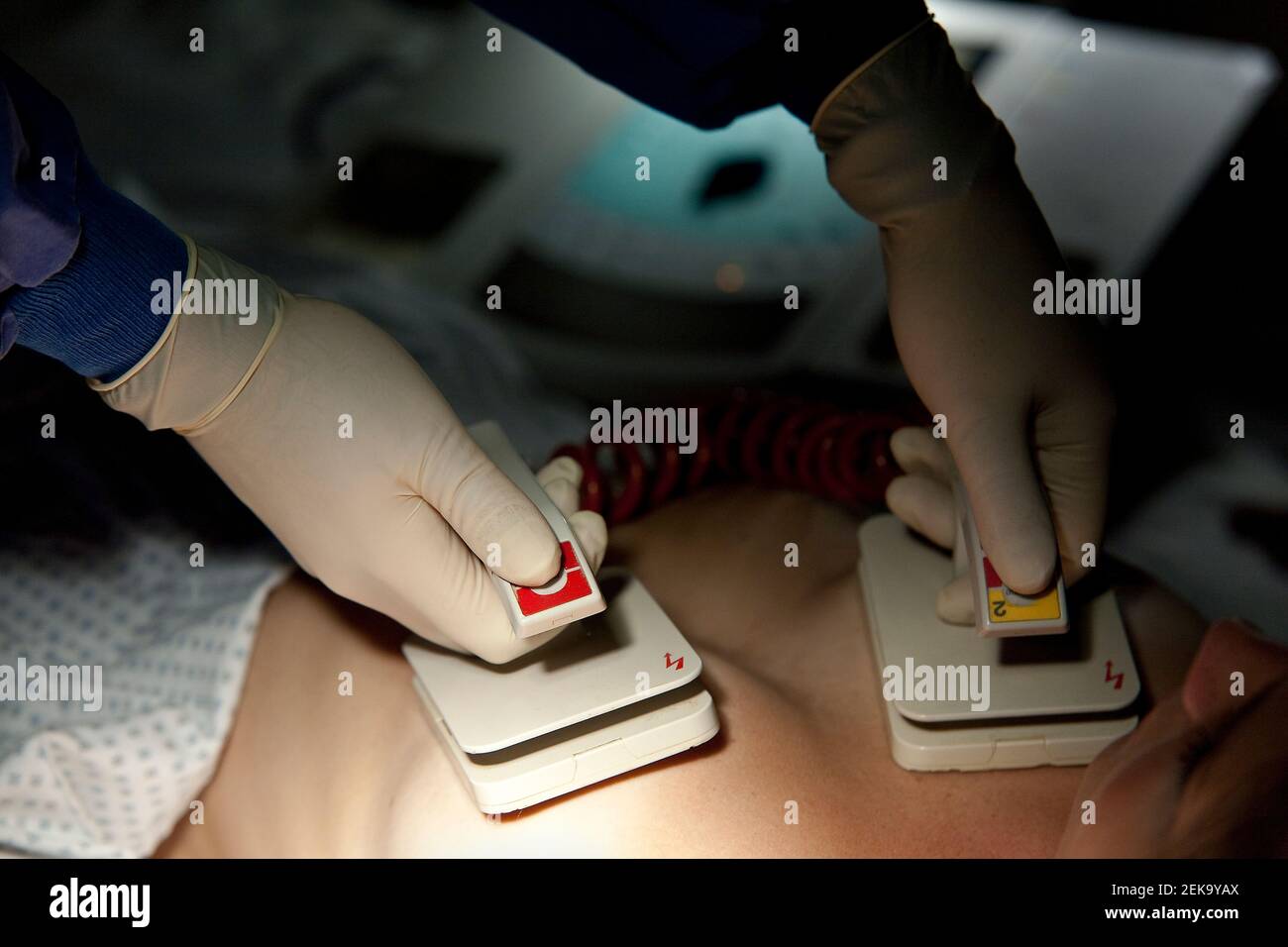 Defibrillator doctor hi-res stock photography and images - Alamy
