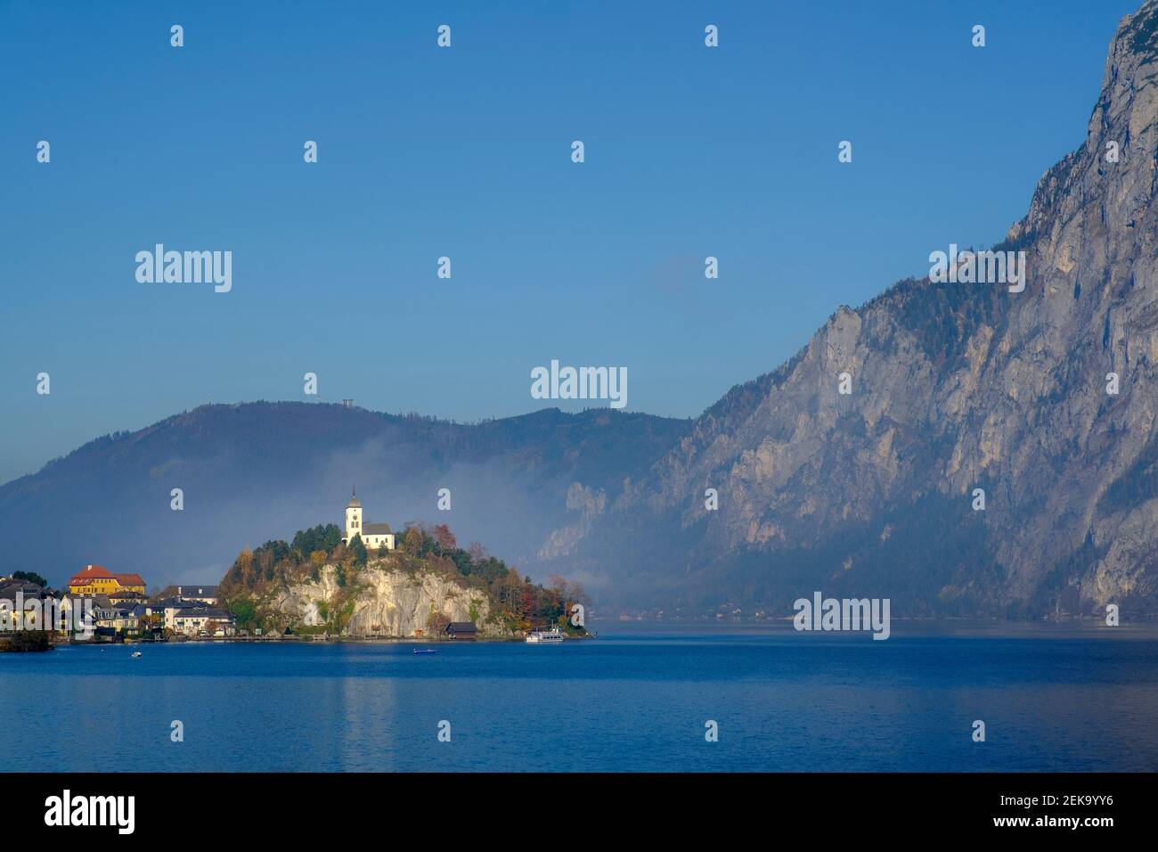 Johannesbergkapelle traunstein peak towering over traunsee lake hi-res ...