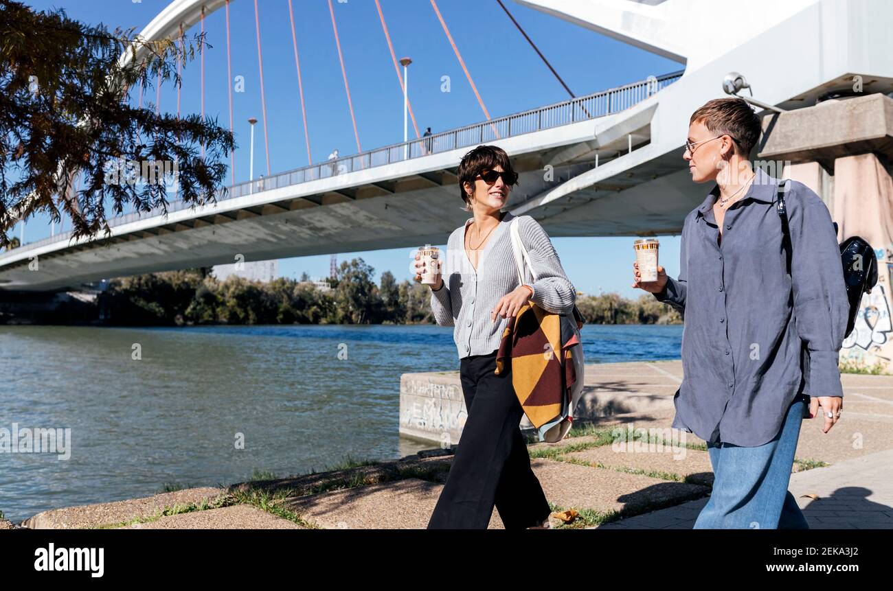 Women with cup hi-res stock photography and images - Alamy