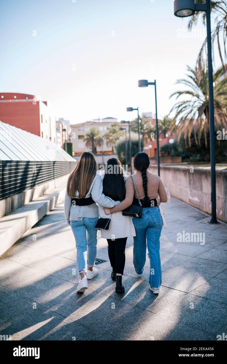 Female friends walking back view hi-res stock photography and images ...