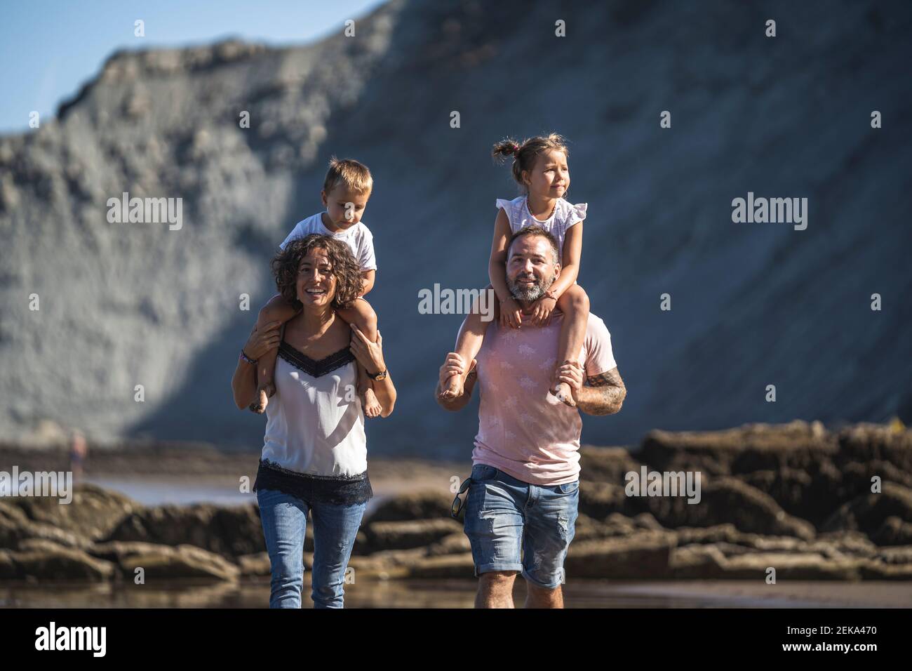 Father carrying son 4 6 on shoulder hi-res stock photography and images ...