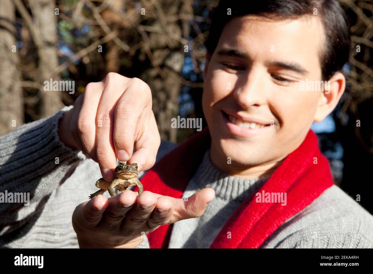 Man holding frog hi-res stock photography and images - Alamy