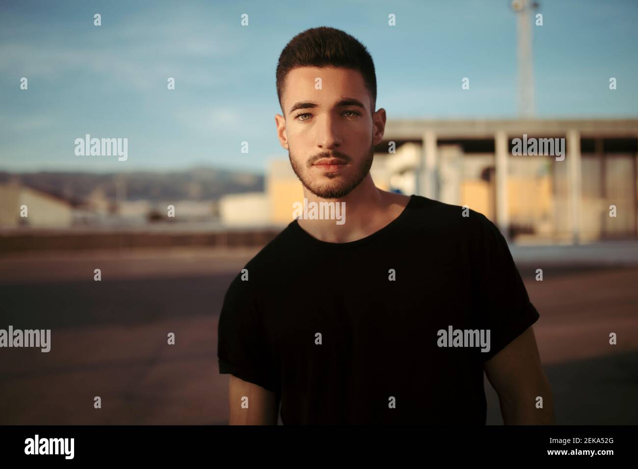 Man staring sunset hi-res stock photography and images - Alamy
