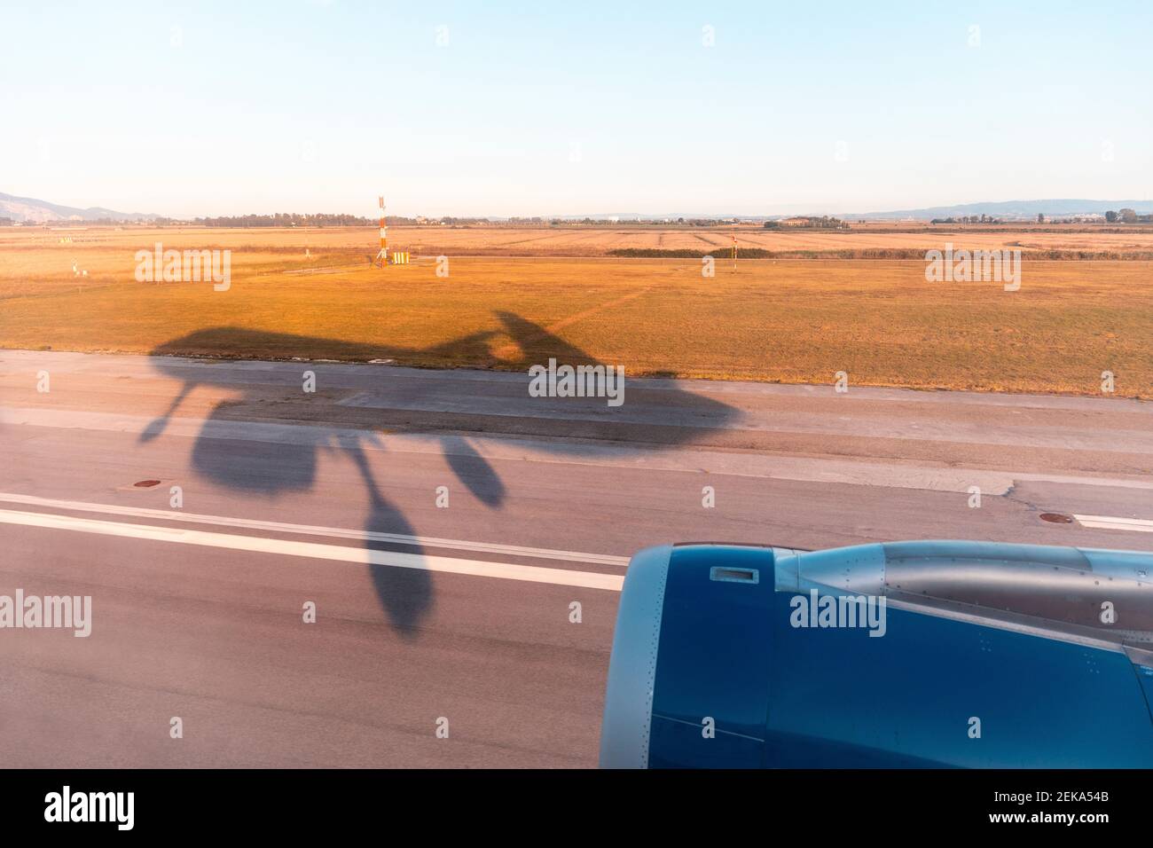 Airplane shadow hi-res stock photography and images - Alamy
