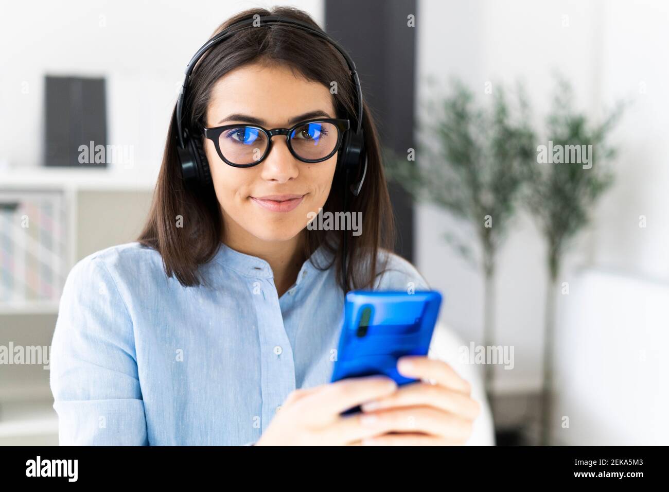 Using microphone hi-res stock photography and images - Alamy